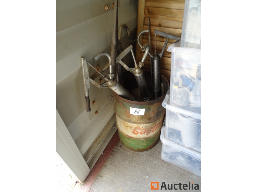4 Grease gun, 3 pouring containers all in a metal barrel - Accessories ...