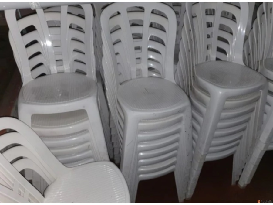 4 kunststof terrasstoelen ( stapelbaar ) + 1 ronde tafel ( inklapbaar ...